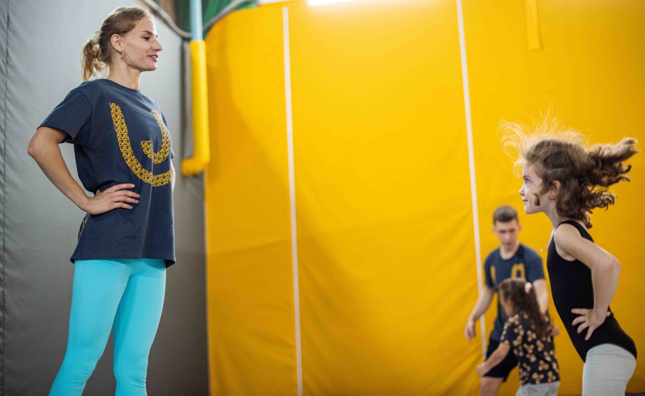 Стрибки на батуті - акробатика на батуті в Jump Up